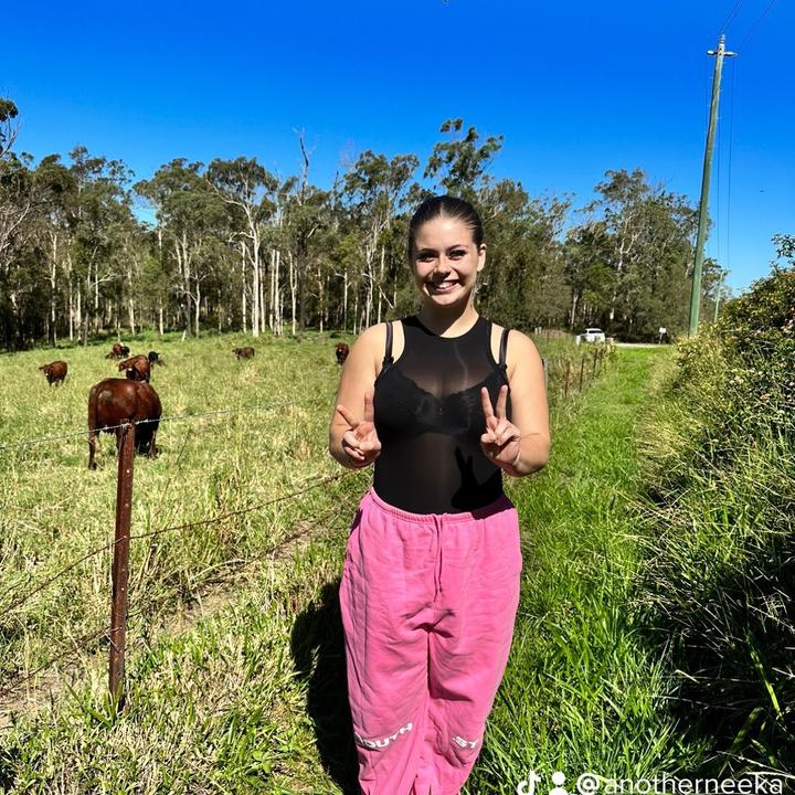 Neeka (@anotherneeka) - Urlebird