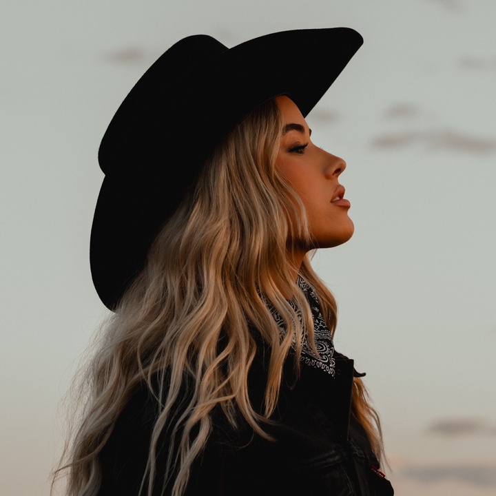 🦄 @bellamackenzieofficial - Bella Mackenzie - TikTok